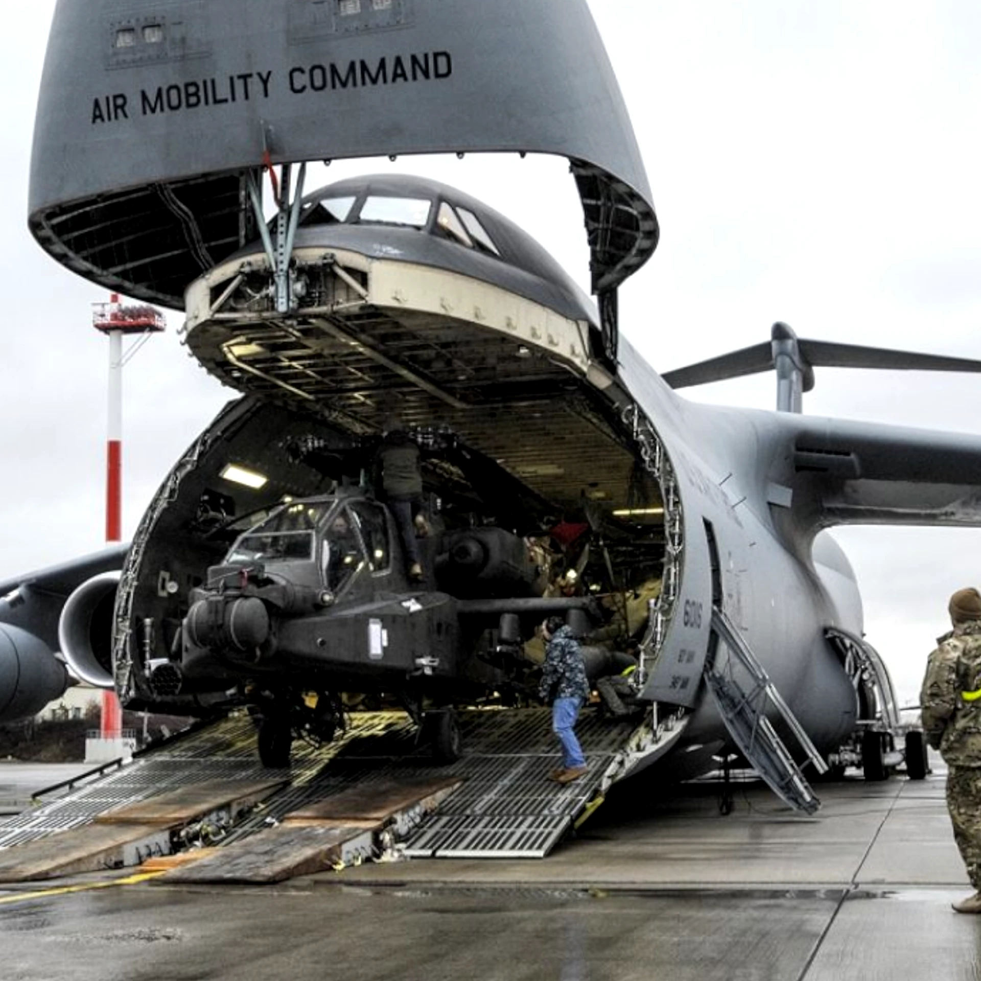 C-5M Super Galaxy: The Giant Strategic Airlifter of the U.S. Air Force ...